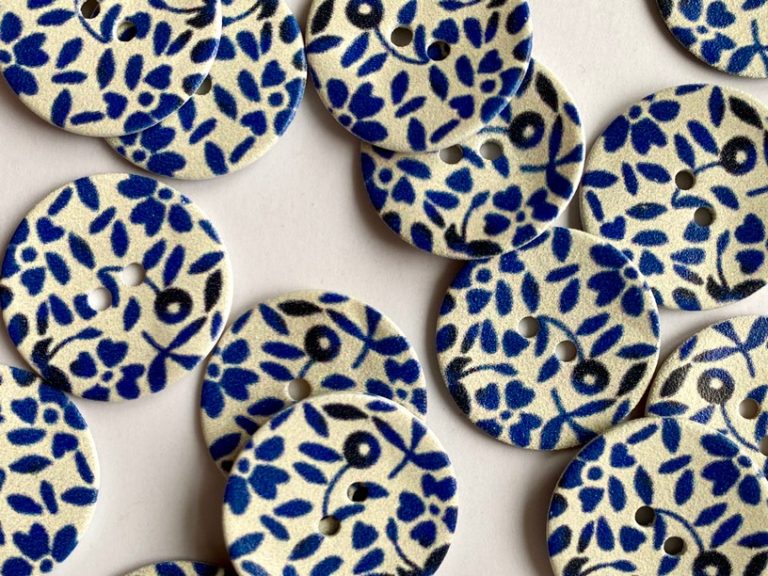 Off white shell buttons with blue floral design Size 22mm - TGB5192 – A ...